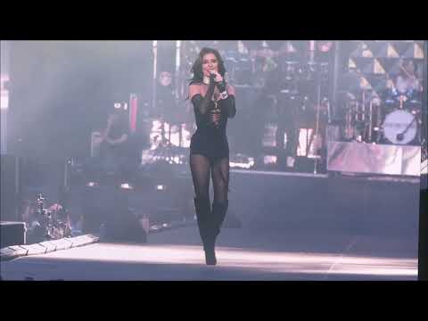 Shania Twain performs I FEEL LIKE A WOMAN at Harry Styles Wembley Stadium Concert 