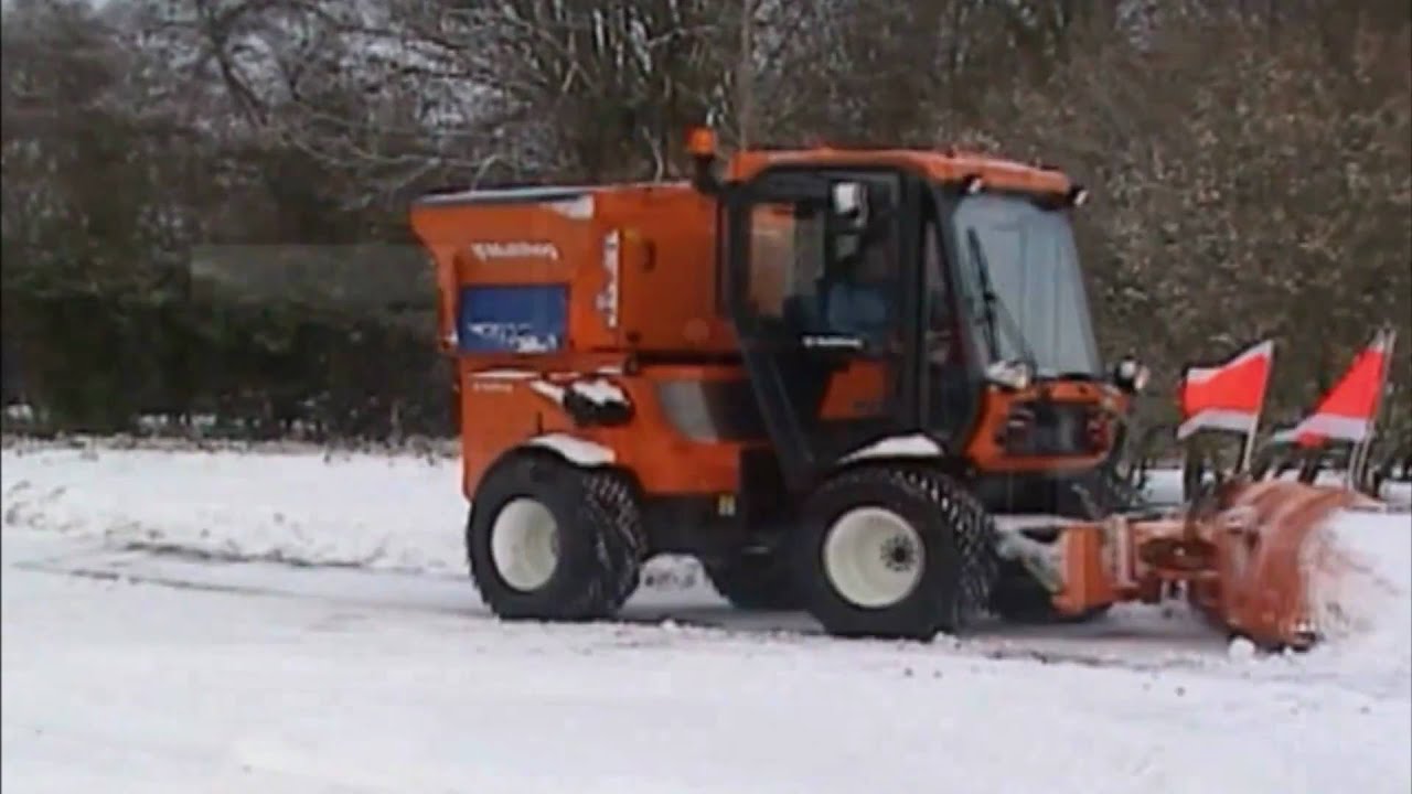 Fiedler Räumschild FRS 2404 und Flachsilostreuer FSS 900 am Multihog ...