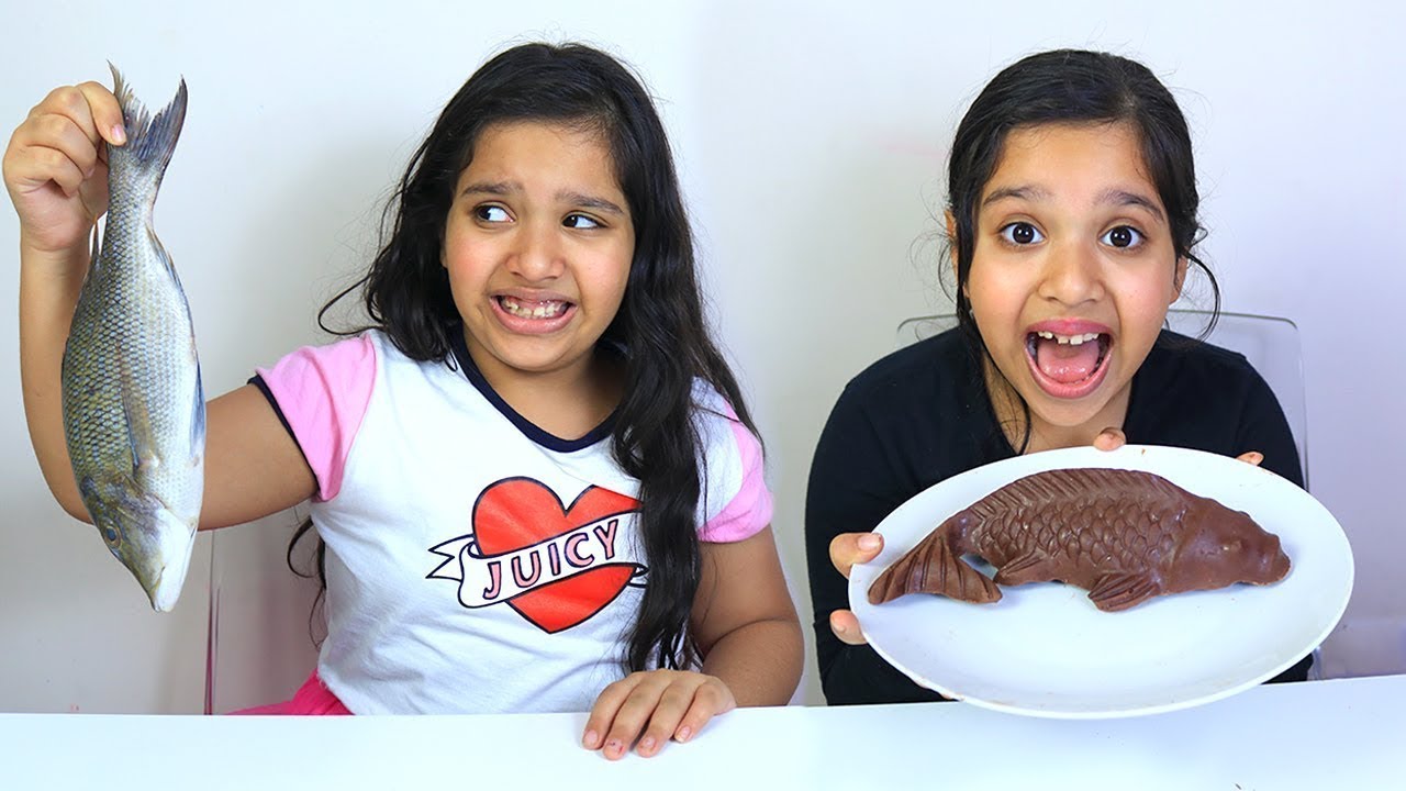 شفا ضد سوسو !! الأكل الحقيقي ضد الشوكولاتة !! Shfa and soso staged a ...