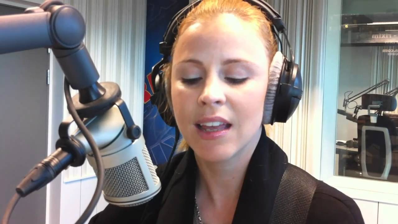 Lisa Miskovsky sjunger LIVE i RIX MorronZoo - YouTube