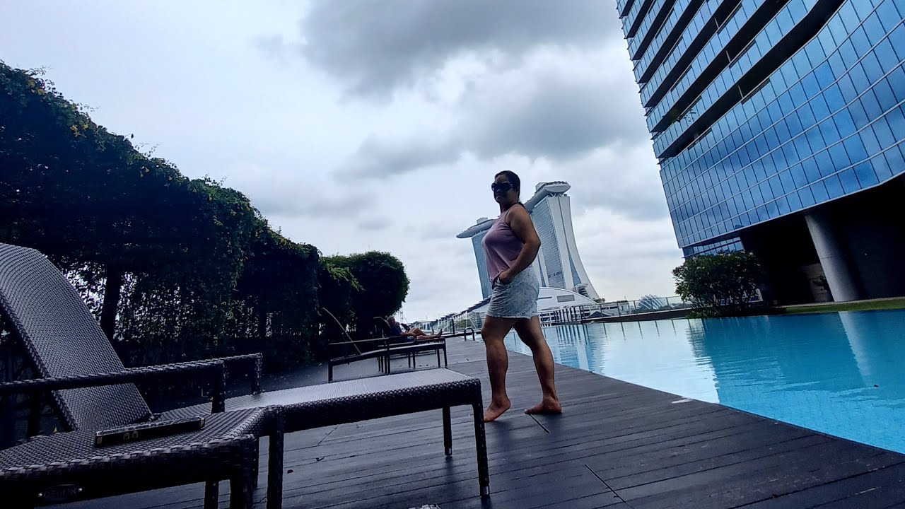 SUNDAY UNWIND AT MARINA BAY RESIDENCES SWIMMING POOL OBSERVATORY DECK ...