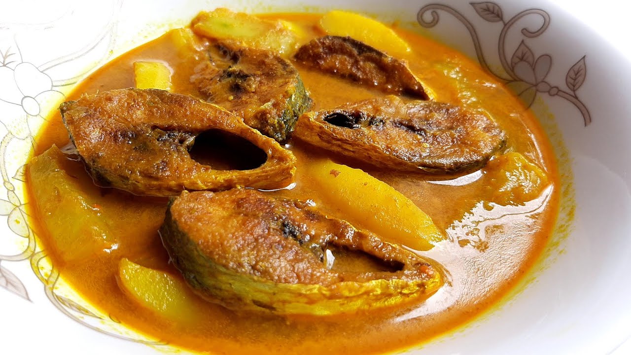 Ilish macher recipe / পেঁপে আলু দিয়ে ইলিশ মাছের ঝোল / ilisha fish ...
