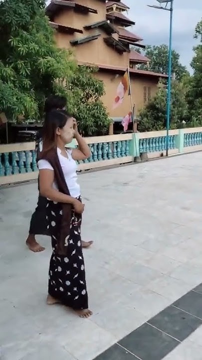 ဘယ်နေရာရောက်ရောက် ဘုရားတရား မမေ့တဲ့ မြန်မာမလေး Youtube
