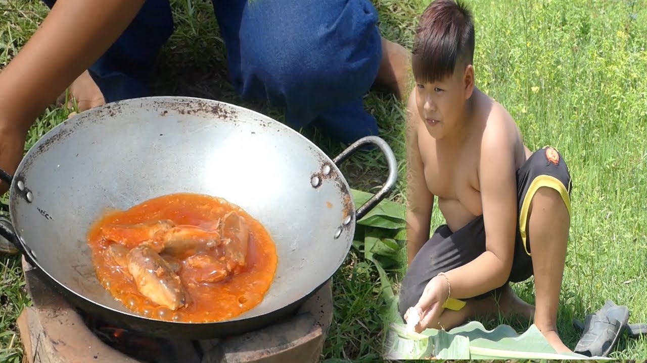Beautiful Girl Cooking In The Field, She Use Salmon For Food - YouTube