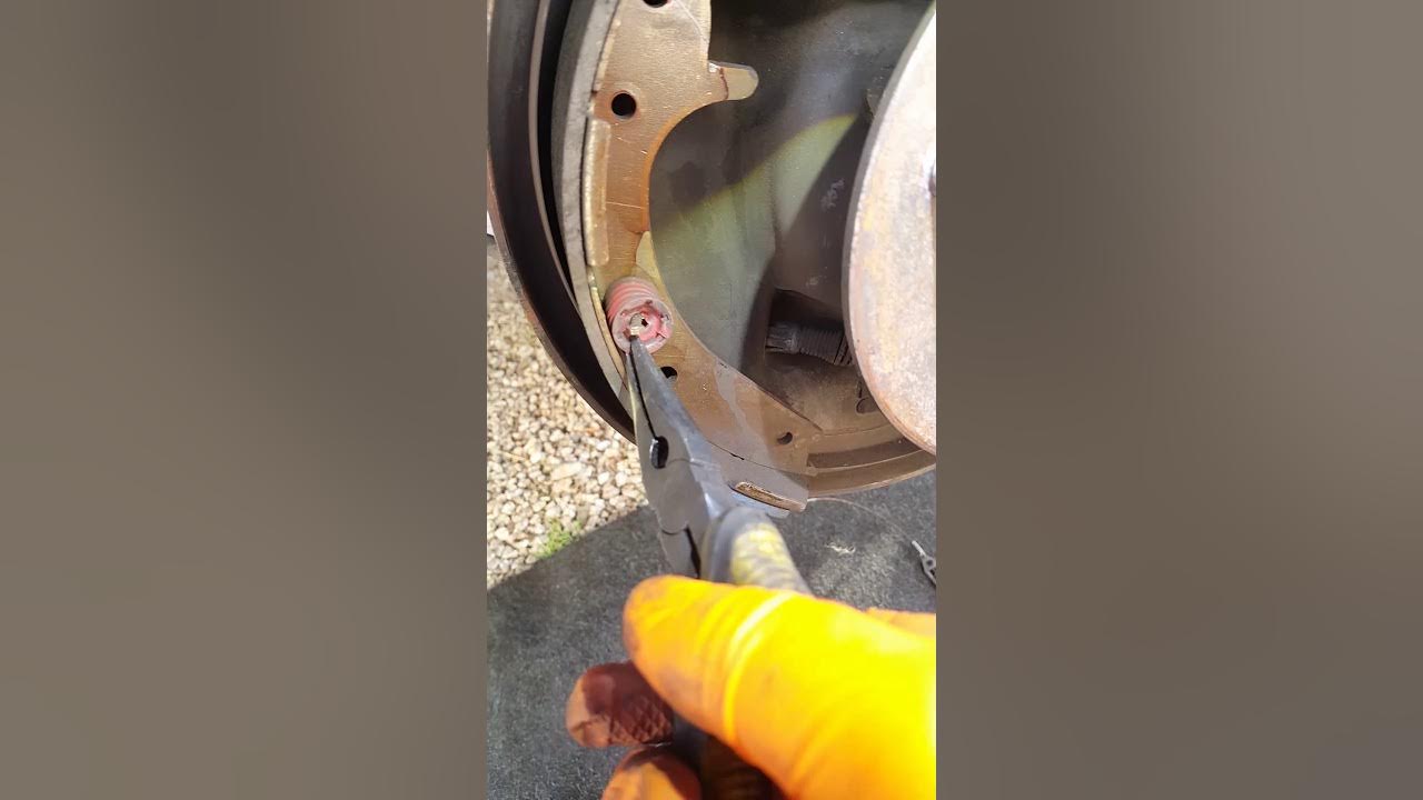 Ford F150 97 5.4 Cómo cambiar frenos de tambor brake shoes - YouTube