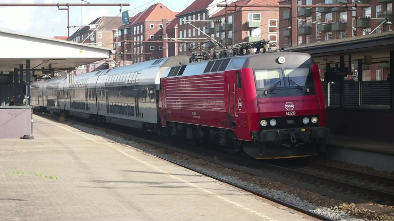 DSB EA 3020 + vogne som RØ 24359 standser i Valby torsdag d. 24-09-2020 ...