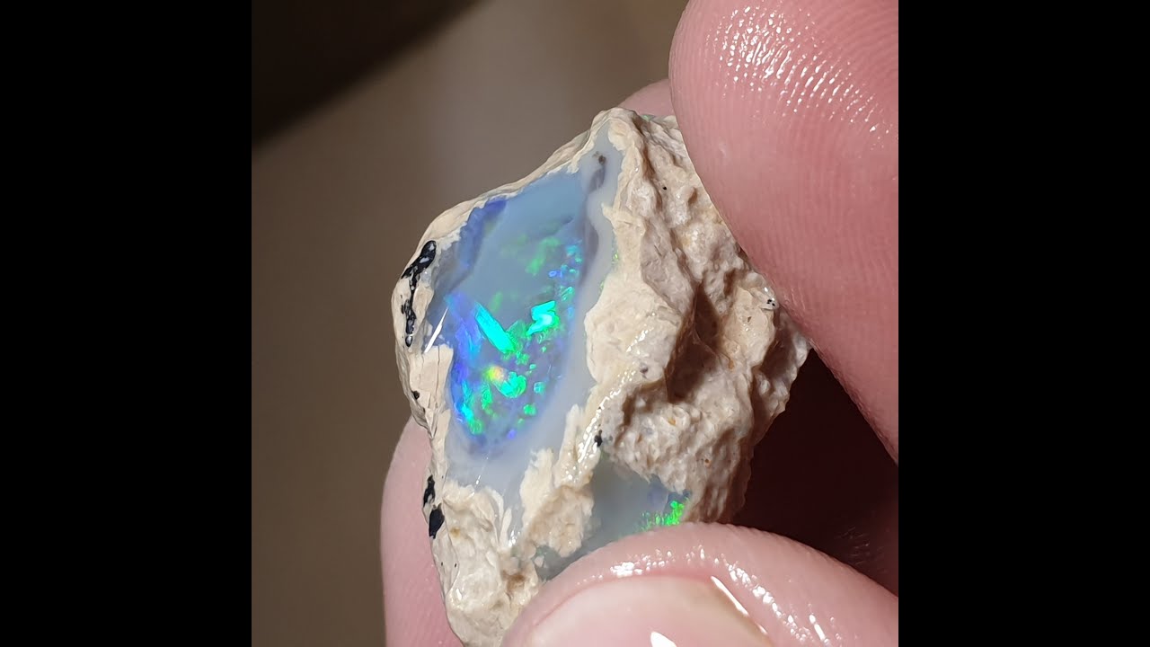 How to cut an Australian crystal opal hiding in some sandy rough. - YouTube