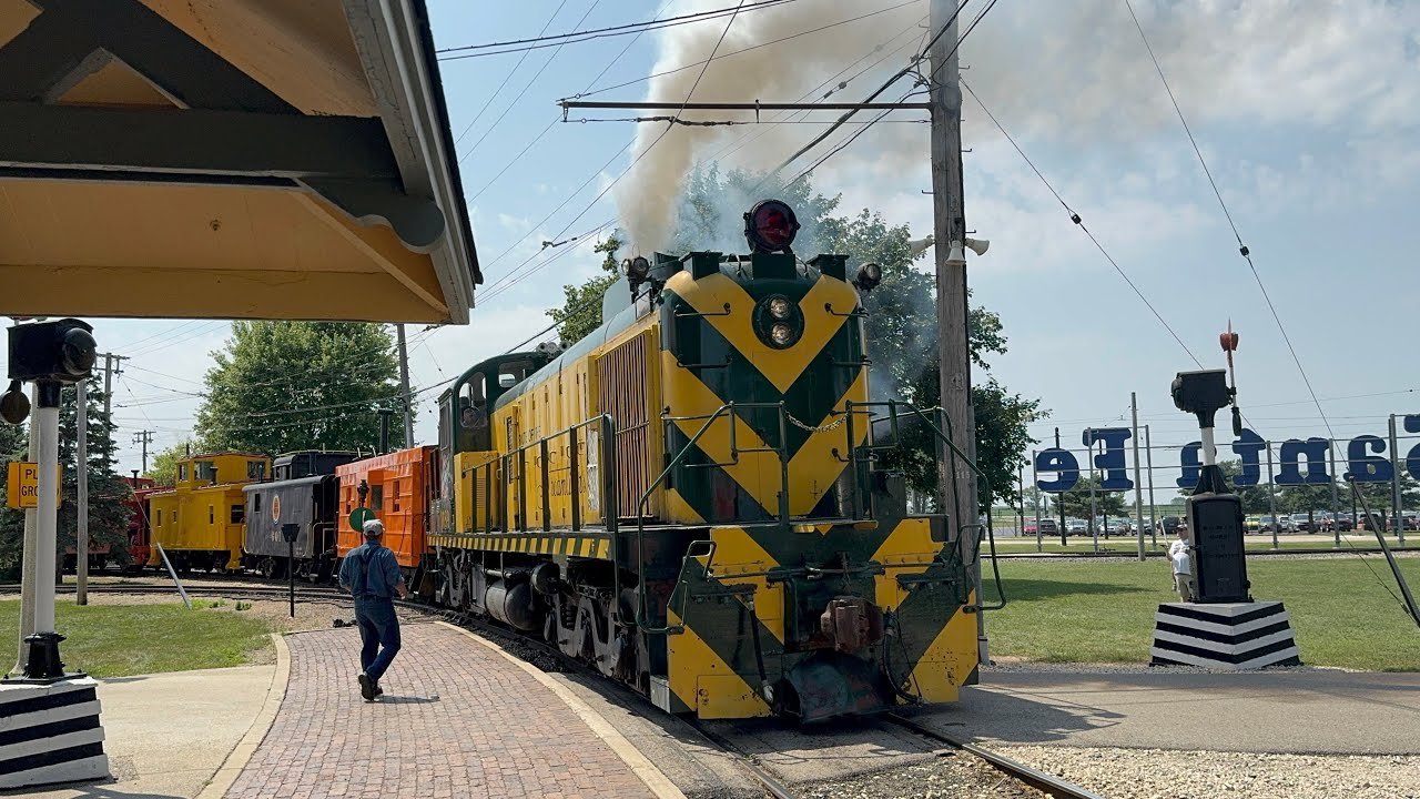 CNW 1689 RSD5 leads the Illinois railway museum Caboose train at Union ...