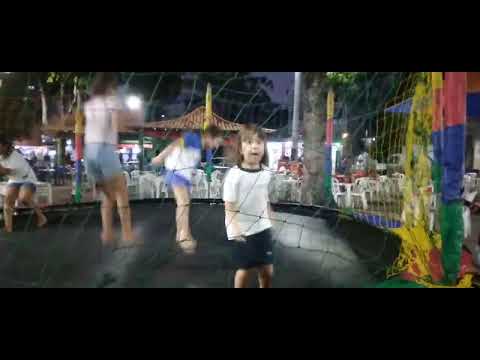 Sophia Kids brincando de pula pula com as amiguinhas.