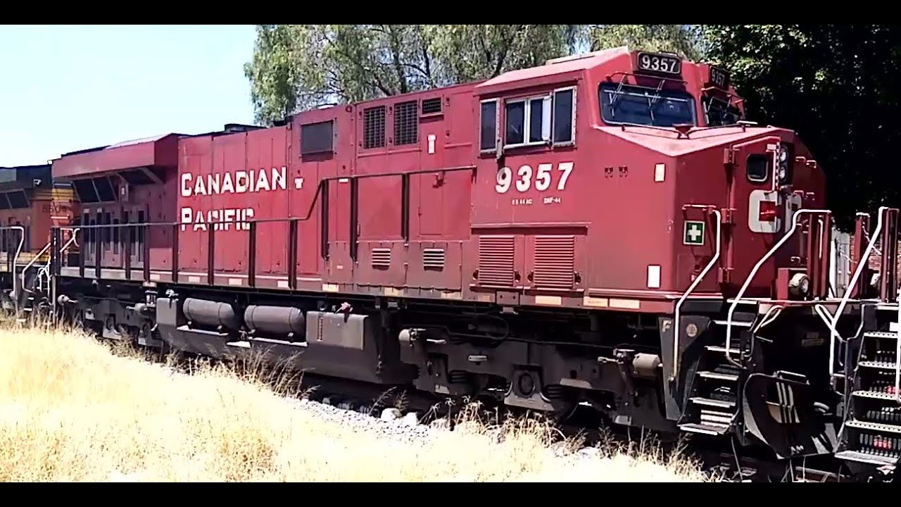 La BNSF 5504 liderando automotriz al norte, con la CP 9357 - YouTube