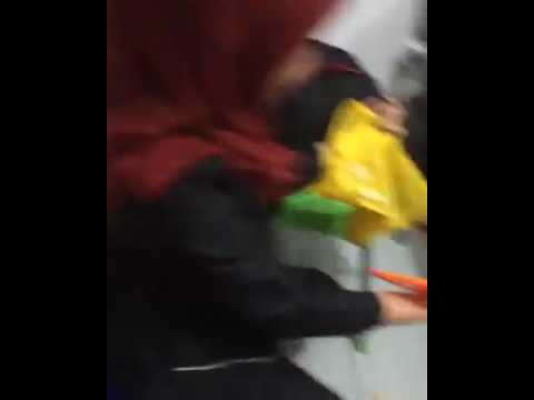 APA YANG DI LAKUKAN GADIS JILBAB INI