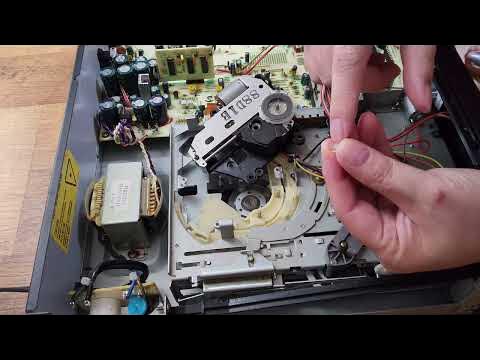 The attempted repair of the Nakamichi CDC-3A - popping the lens back in ...