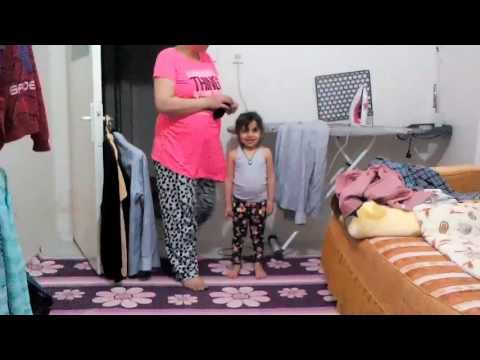 Nuda şarkı söylüyor