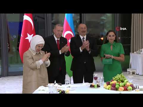 Cumhurbaşkanı Erdoğan ve Aliyev, Azerin'in “Çırpınırdın Karadeniz” türküsünü ayakta alkışladı