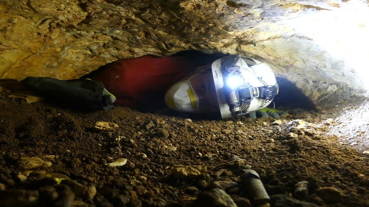 Enge Höhle in Felswand - YouTube