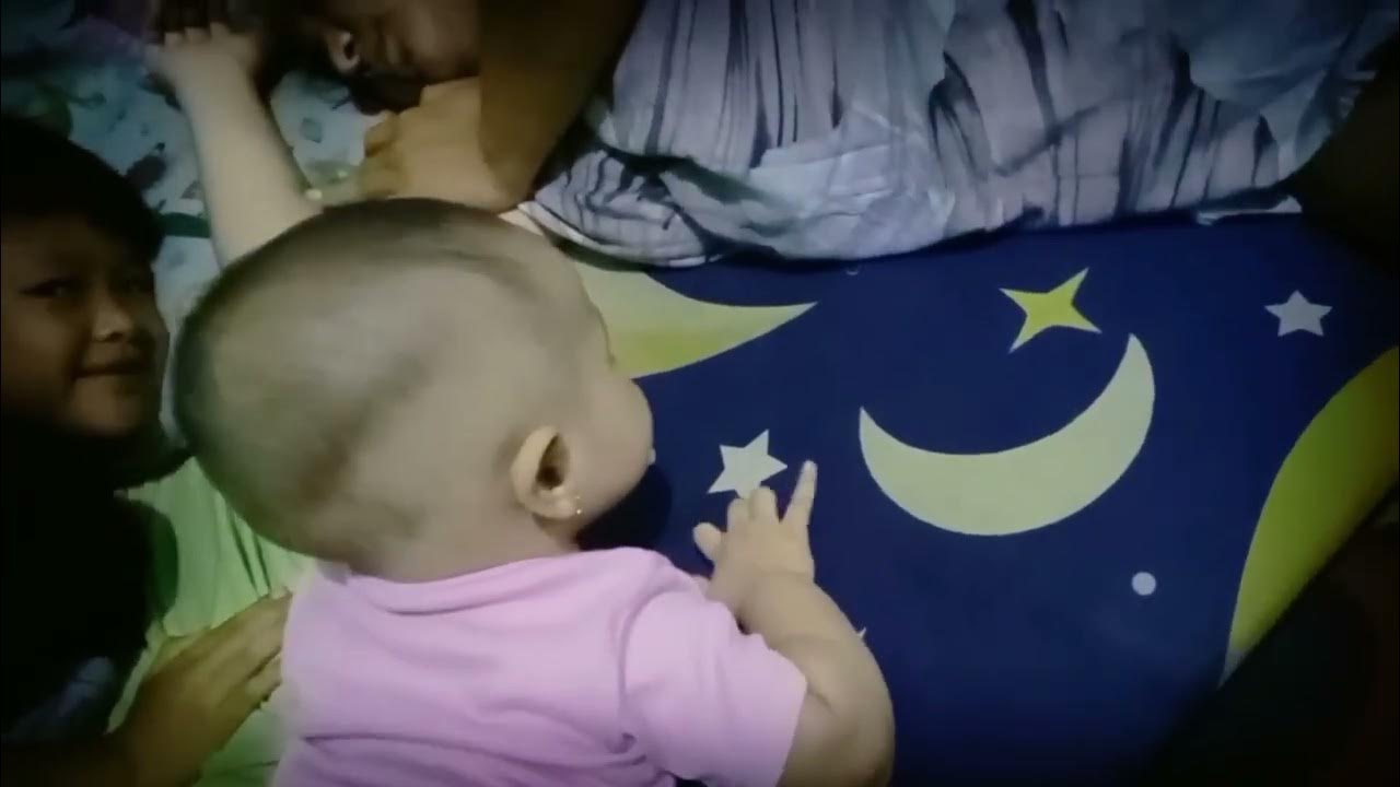 ibu muda lagi menyusui anaknya sambil bermain riang@wongdesotv5238 - YouTube