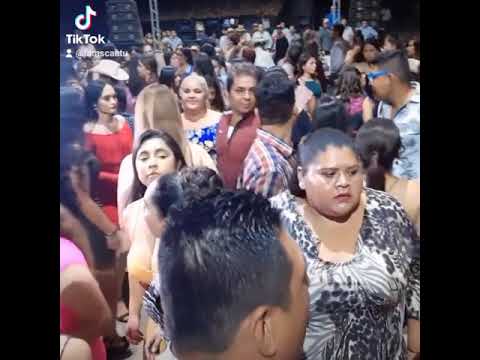 Preciosa la mujer de vestido amarillo 😍