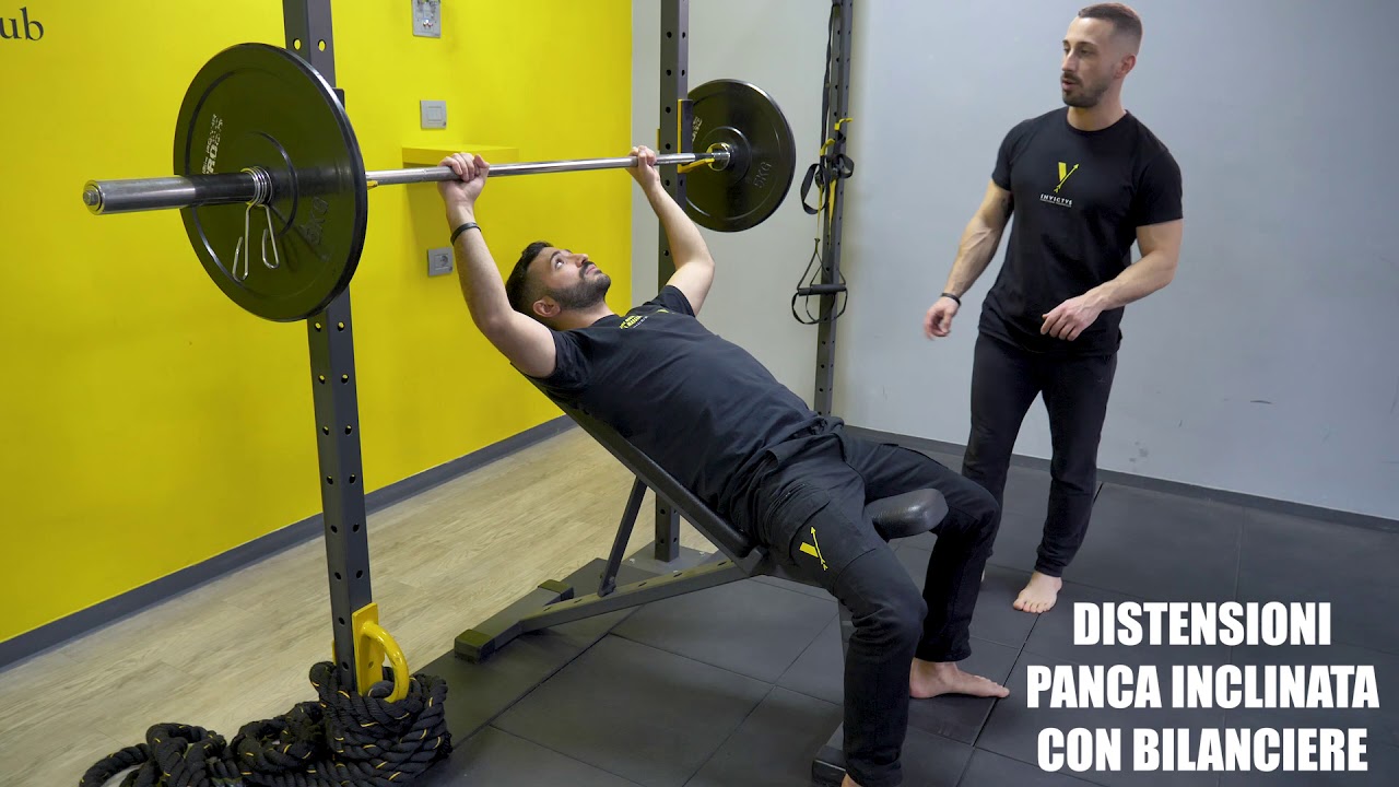 Distensione panca inclinata con bilanciere. Esecuzione e tecnica - YouTube