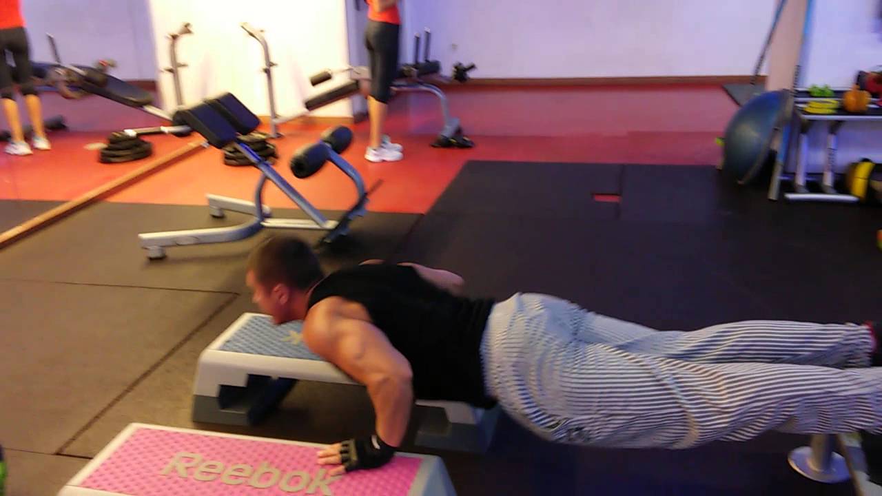 Flotari cu bratele apropiate pentru triceps - YouTube