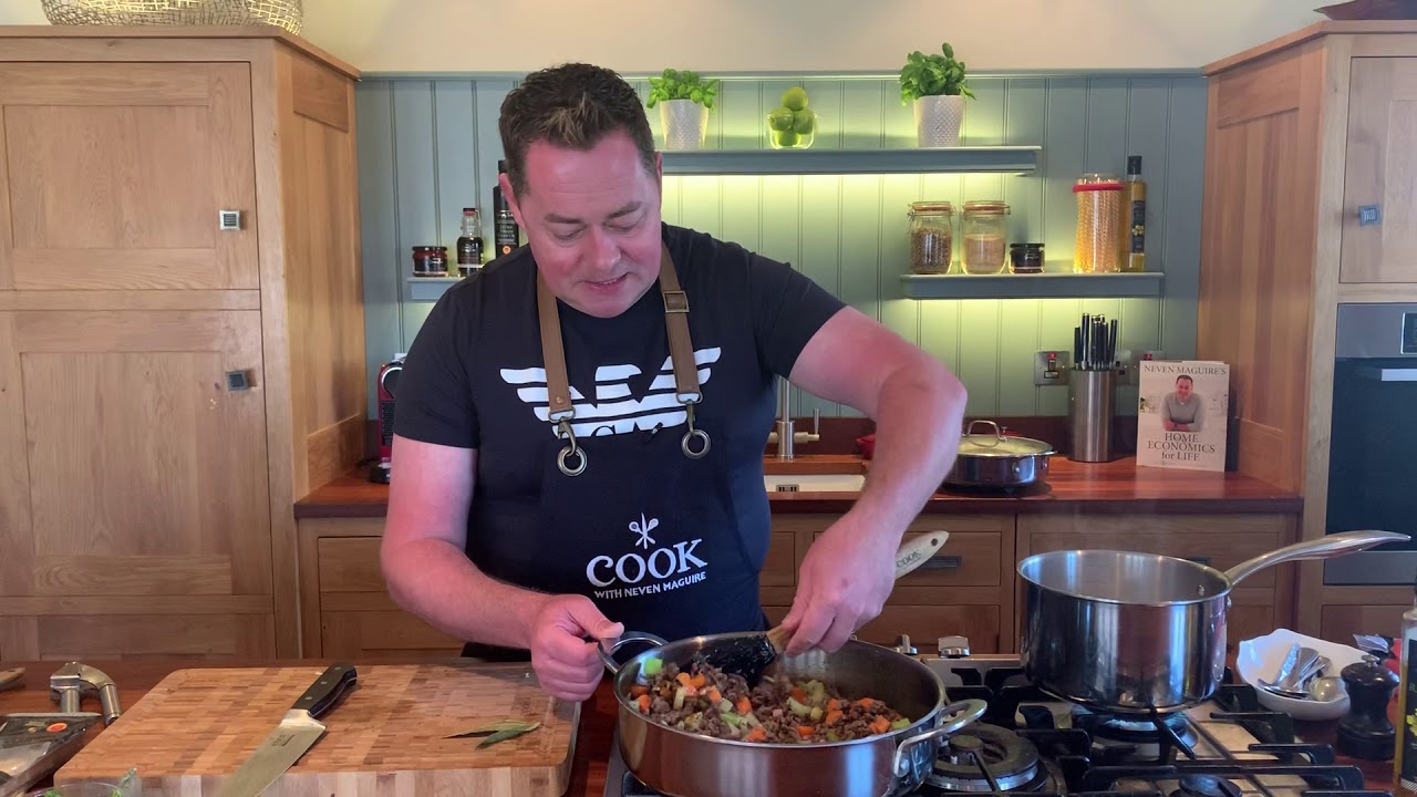 Beef Ragu with cannellini beans - YouTube