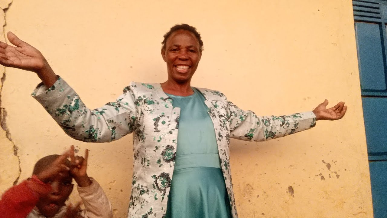 An African mum visits the traditional workers in.their work place ...