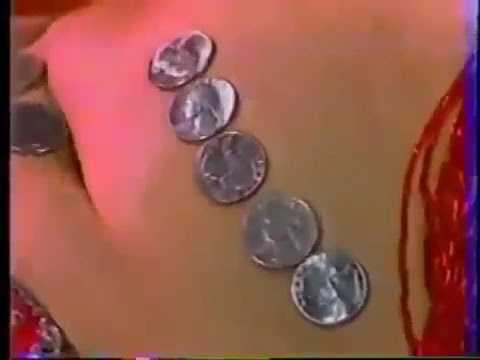 Une danseuse orientale s'amuse avec des pièces