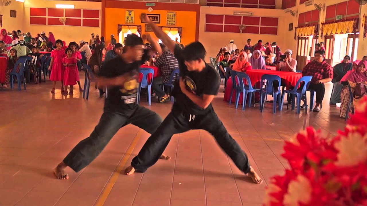 PERSEMBAHAN SENI SILAT GAYONG SERANTAU - YouTube