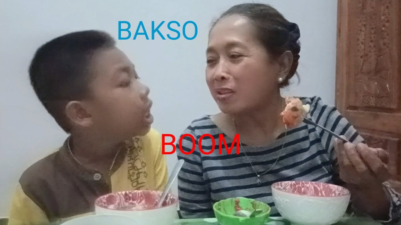 Mukbang bakso bom//malam "mantull@Bunda jessen - YouTube