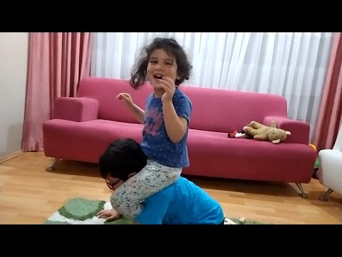 Ece, Ege'nin Sırtına binmek istedi, ama Ege Legolarıyla Oynamak İstiyordu / Eğlenceli Çocuk Videosu