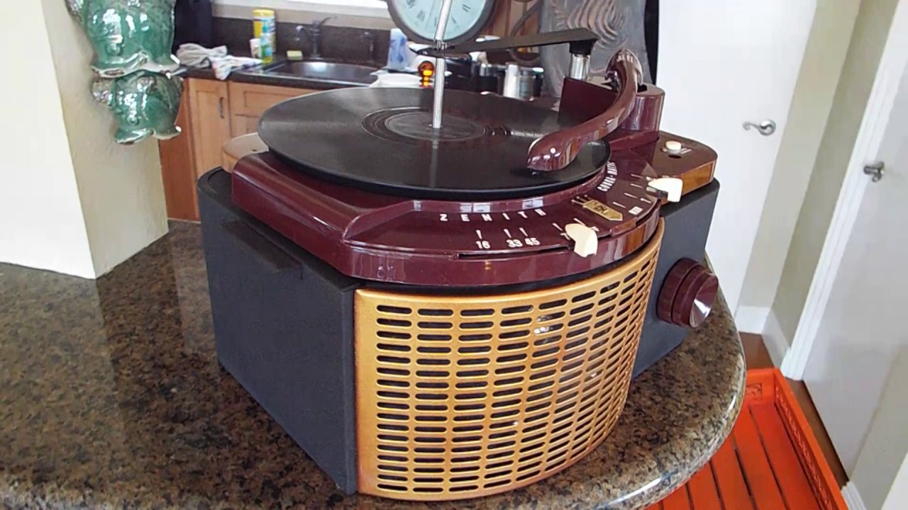 Zenith Cobra-Matic simi-automatic record changer playing a 78 RPM ...