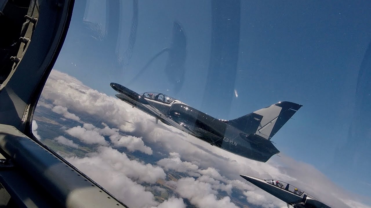 Apache-Aviation.com L39 Formation Flight - YouTube