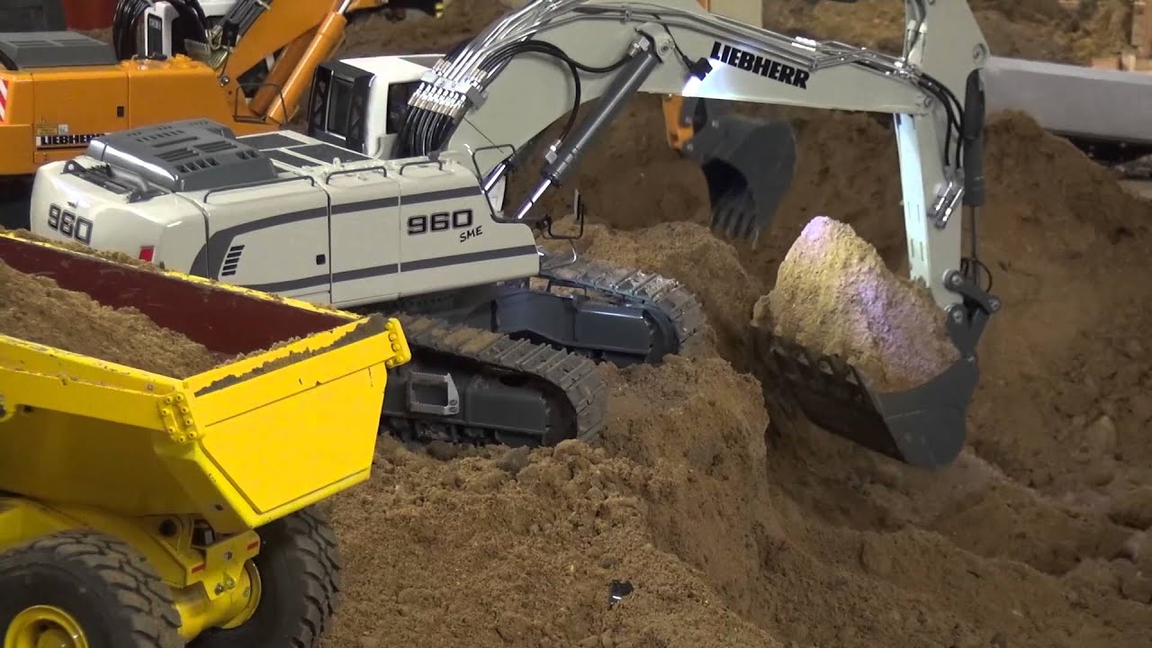 Liebherr 960 SME loading Bell B40D with sand - YouTube