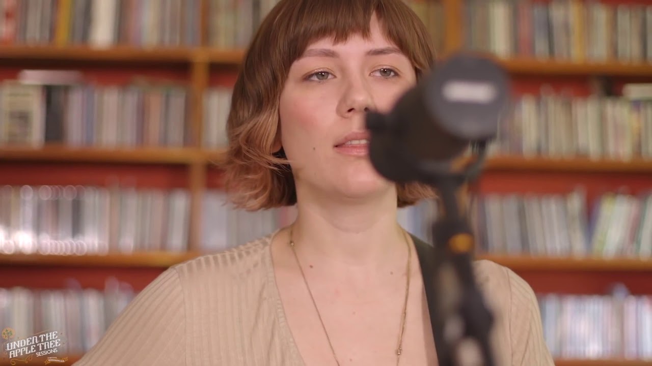 Molly Tuttle 'Cold Rain & Snow' - YouTube