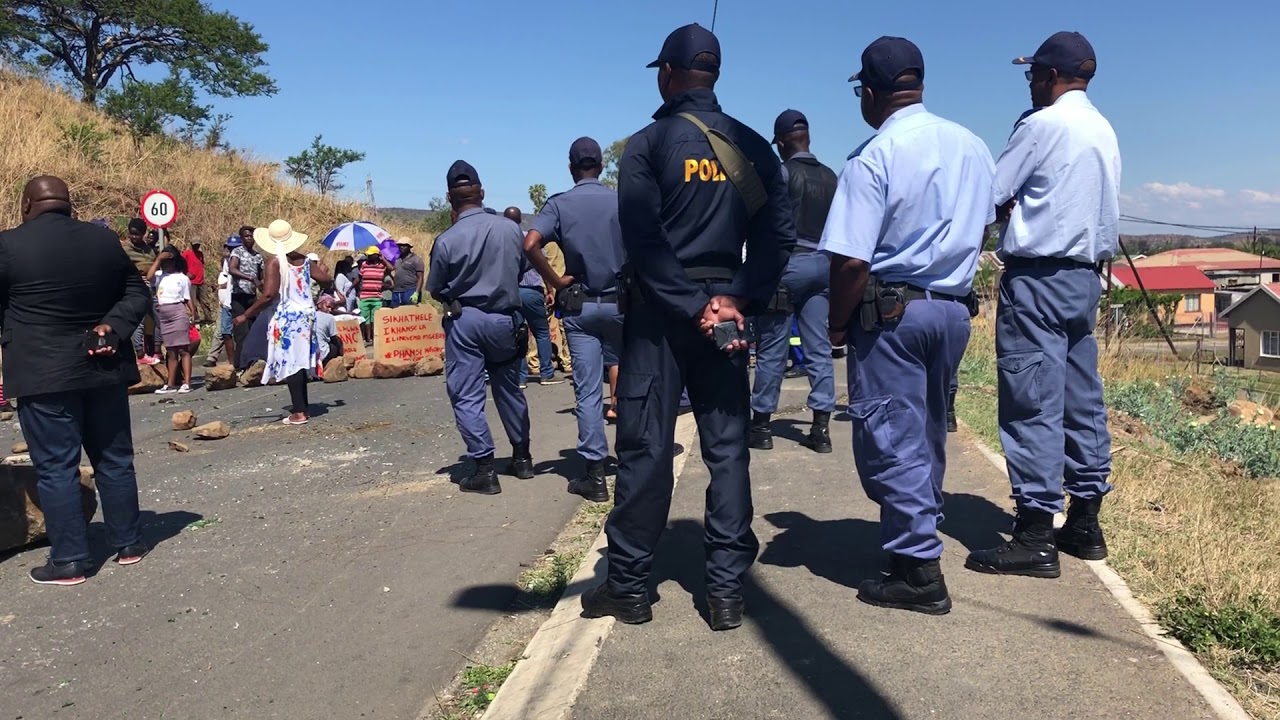 Steadville area blocked off by protesters - YouTube