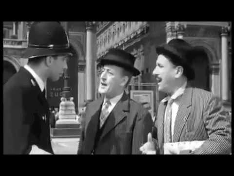 Totò, Peppino e il Vigile... ( 1956 ) - YouTube