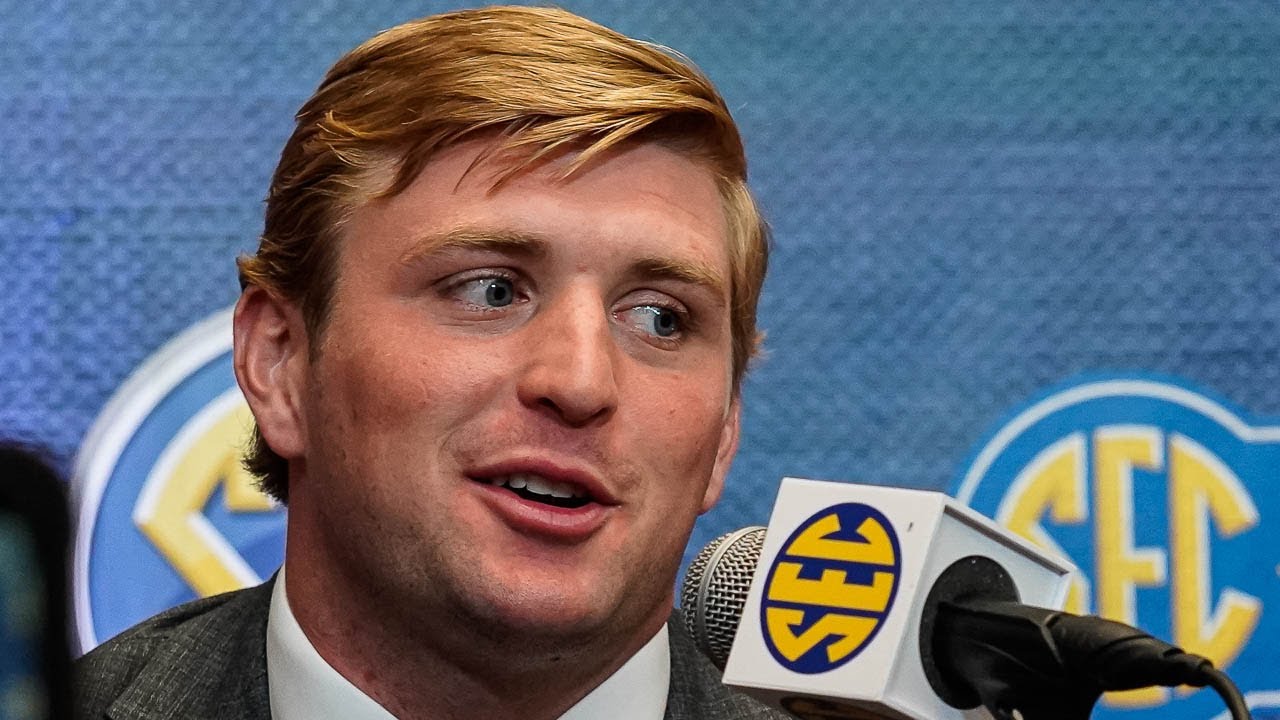 SECMD22: Hogs linebacker Bumper Pool with the media on Wednesday - YouTube