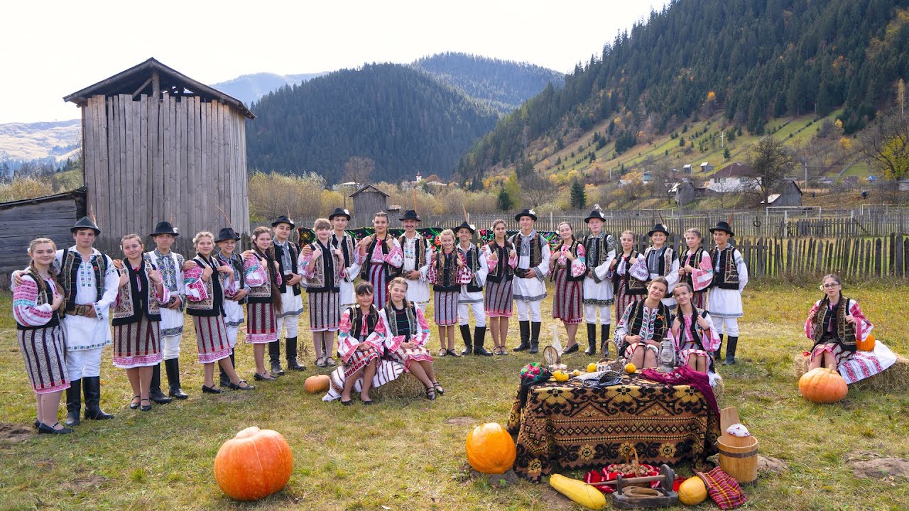 Ansamblul Folcloric Izvoarele Borcutului - Borca, Neamț - Rața, coasa ...