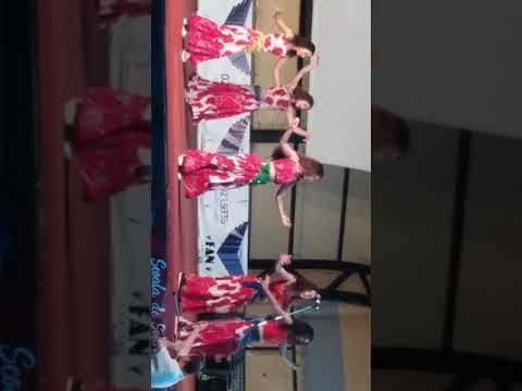 Fetele care dansează la Tulcea