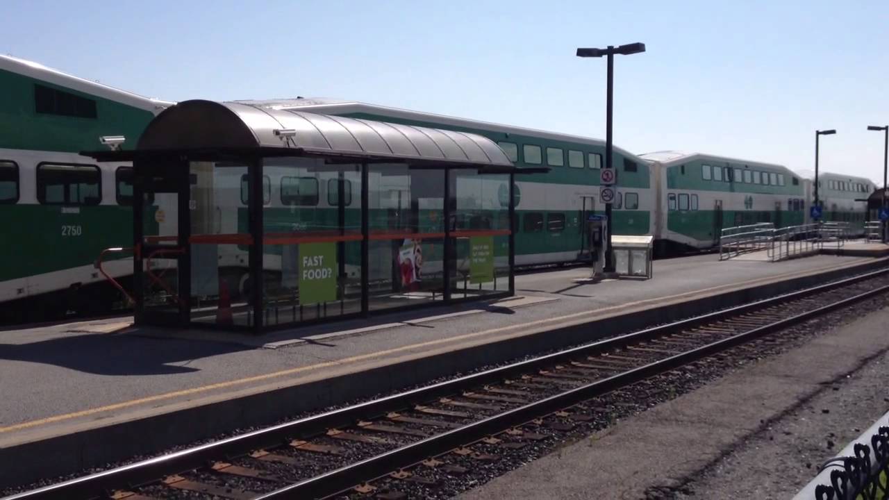 GO Train Departing Oshawa GO Station. - YouTube