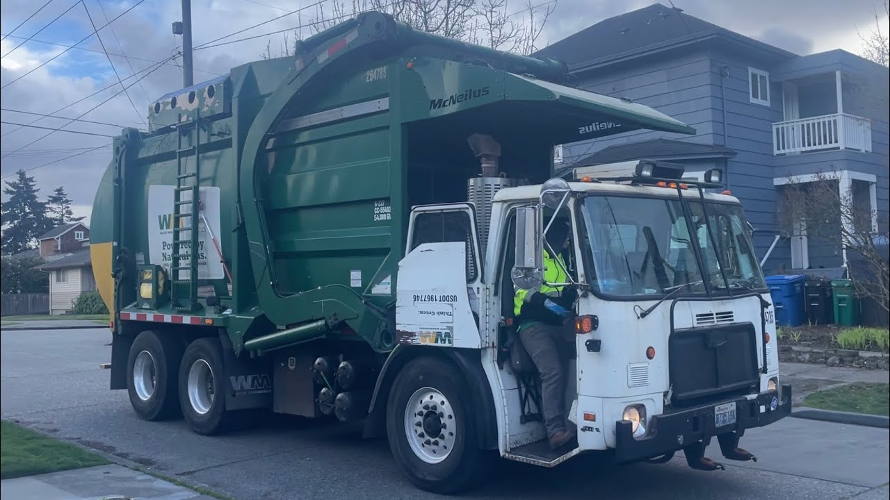 Waste Management of Seattle - Roaring Autocar WXLL McNeilus Carry Can ...