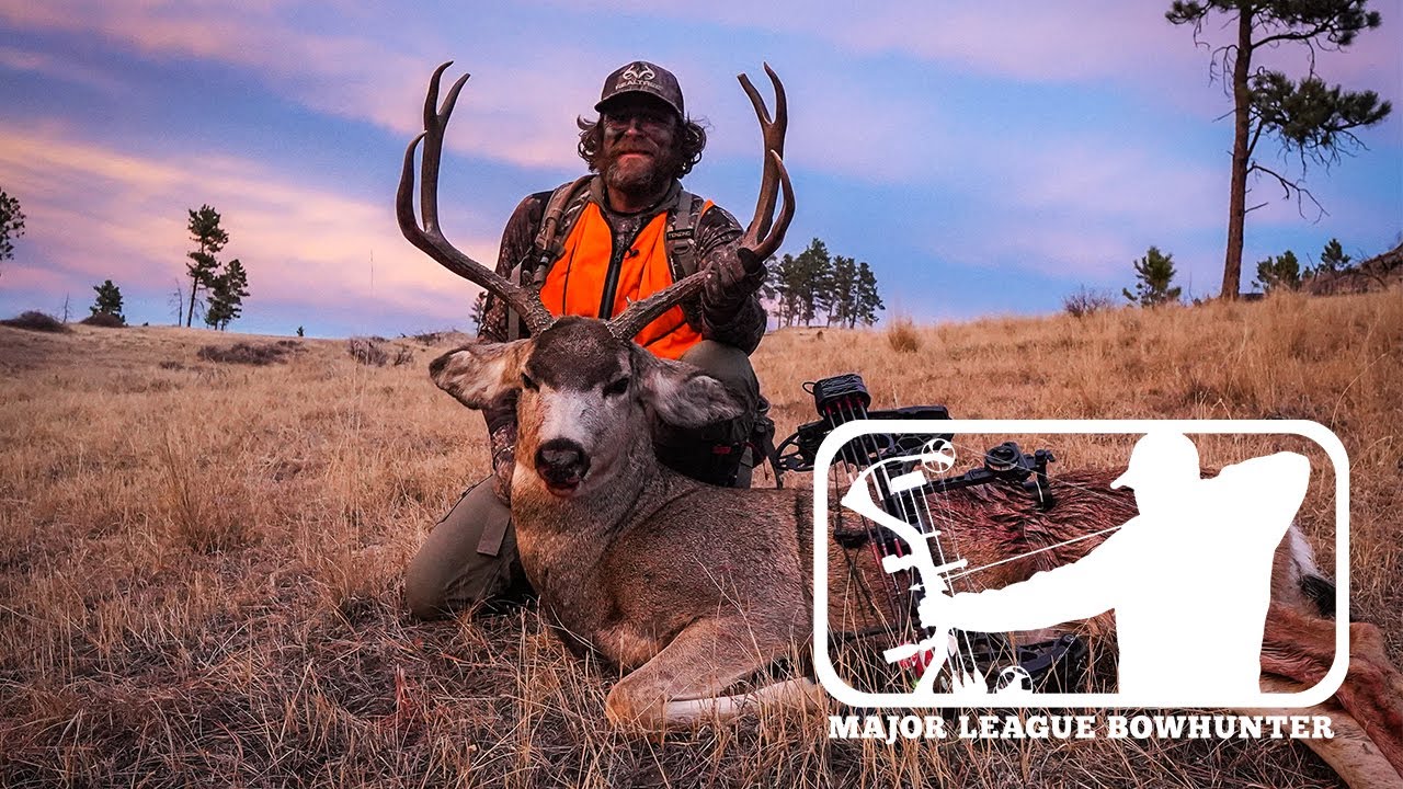 MONTANA ARCHERY MULE DEER| LAST MINUTE OF THE SEASON| INCREDIBLE SHOT ...