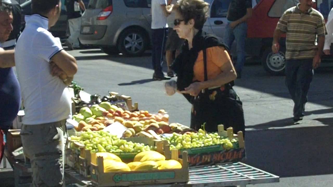 Ostuni, mercato del mercoledì - YouTube