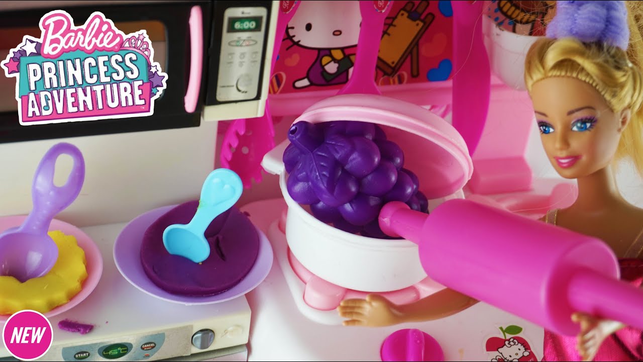 Barbie Gadis berpura pura bermain dengan mainan memasak! Mainan Anak ...