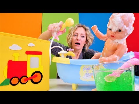 Bebek bakma. Sihirli kutu ile oyun. Bebek için banyo yapalım.