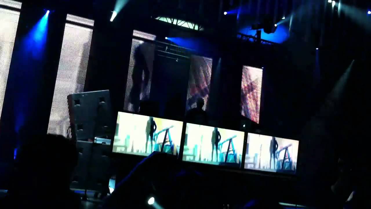 Showtek - Electronic stereophonic (Feat MC DV8) - YouTube