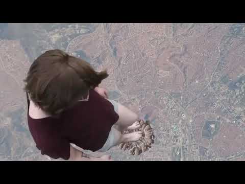 Bored Giantess walks on Rockz