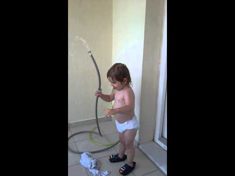 Soğuk su ile yikanmaya çalışan bebek