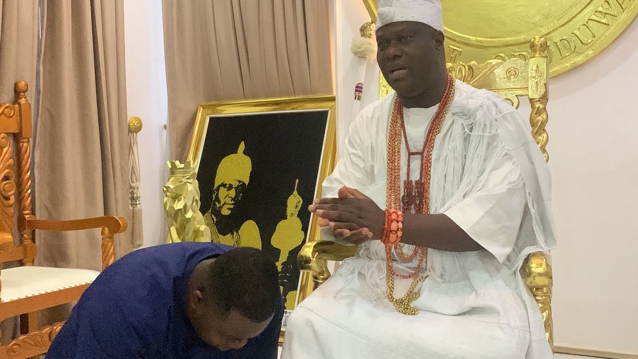 OONI OF IFE PRAYS FOR ACTOR BABA T AS HE ARRIVES IFE FOR AJE FESTIVAL ...