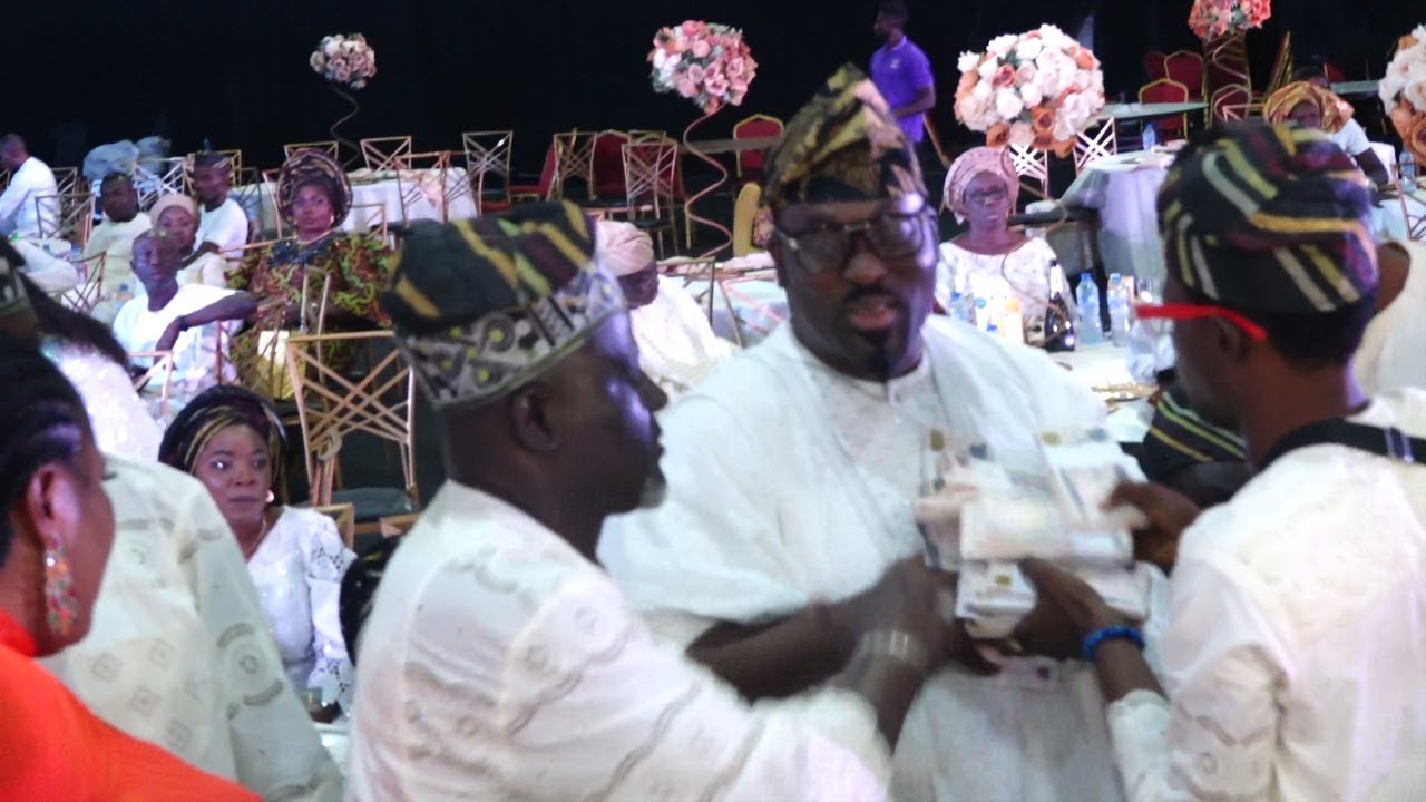 TOO MUCH MONEY SEE HOW FRIENDS SPRAY BUNDLE OF MONEY ON GBENGA ISLANDER ...