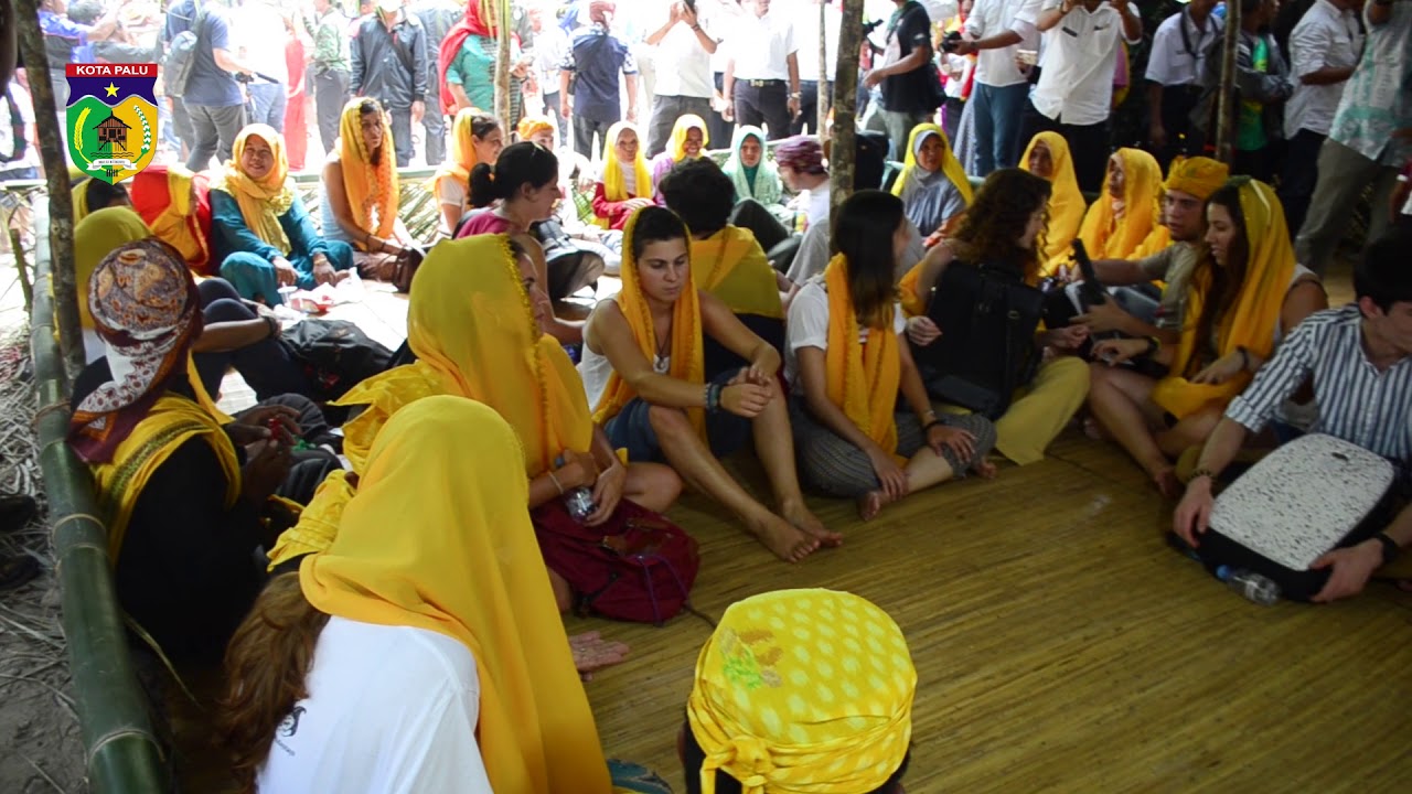 PENYAMBUTAN ADAT DI UWENTUMBU KOTA PALU 2018 - YouTube